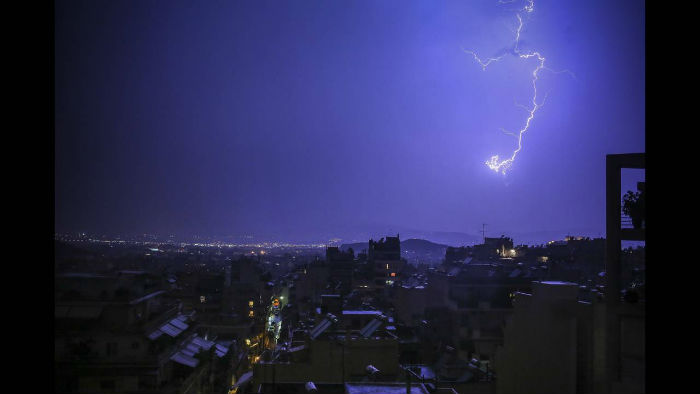 Κεραυνός έπεσε στην Ακρόπολη - Τέσσερις τραυματίες